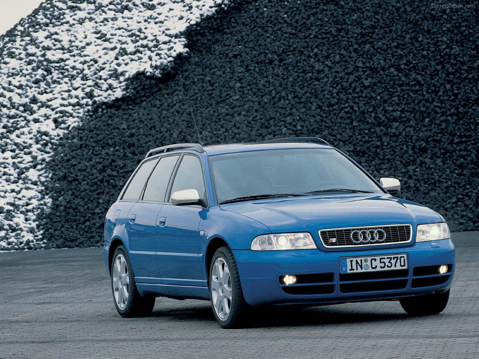 Audi A4 (1994) Exotic Car Image #022 of 26 : Diesel Station