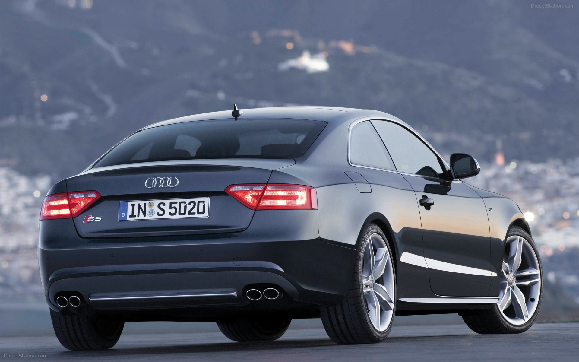 Audi S5 (2007) Widescreen Exotic Car Image #004 of 42 : Diesel Station