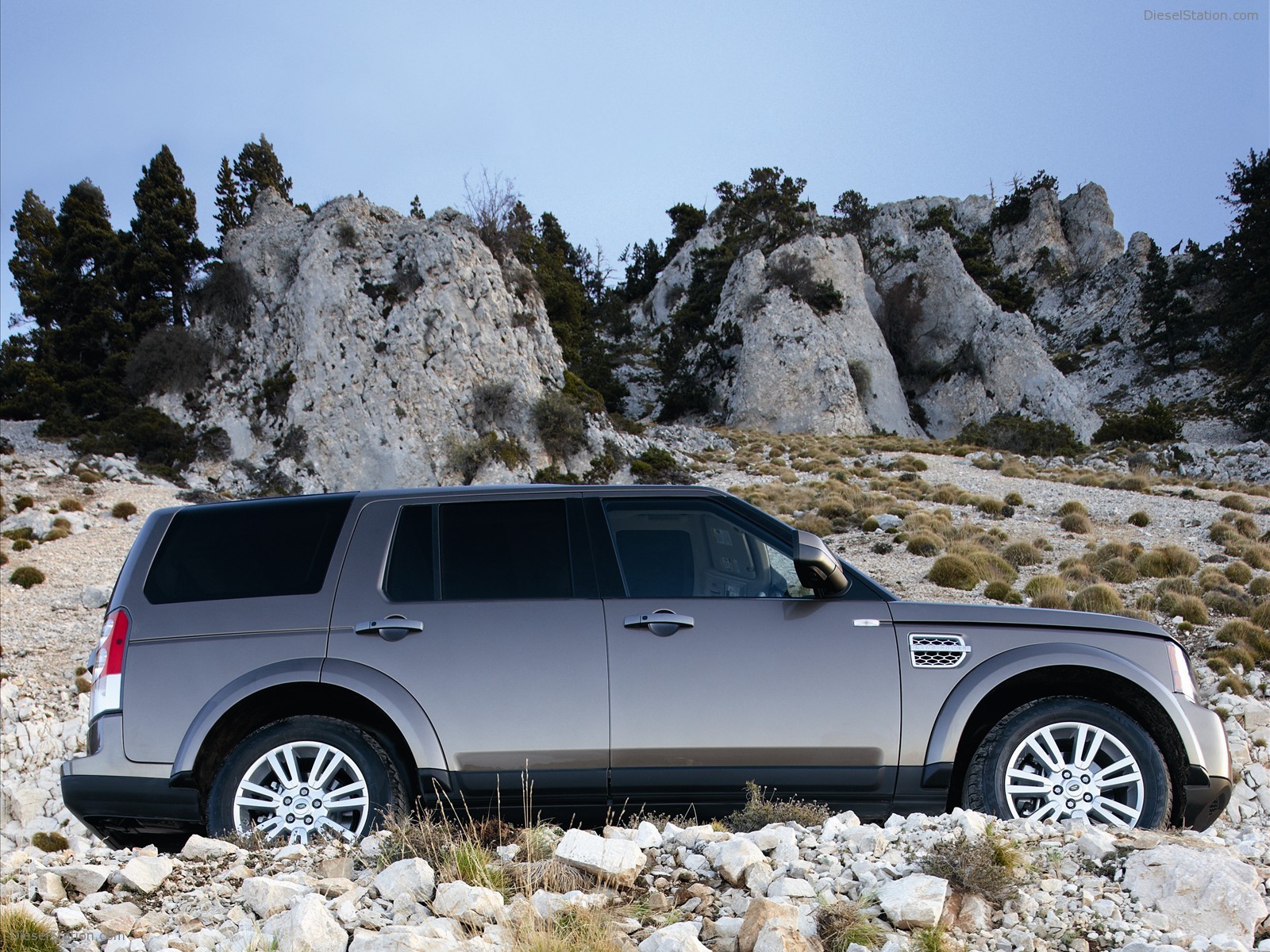 2010 Land Rover LR4 Exotic Car Photo #05 of 26 : Diesel Station