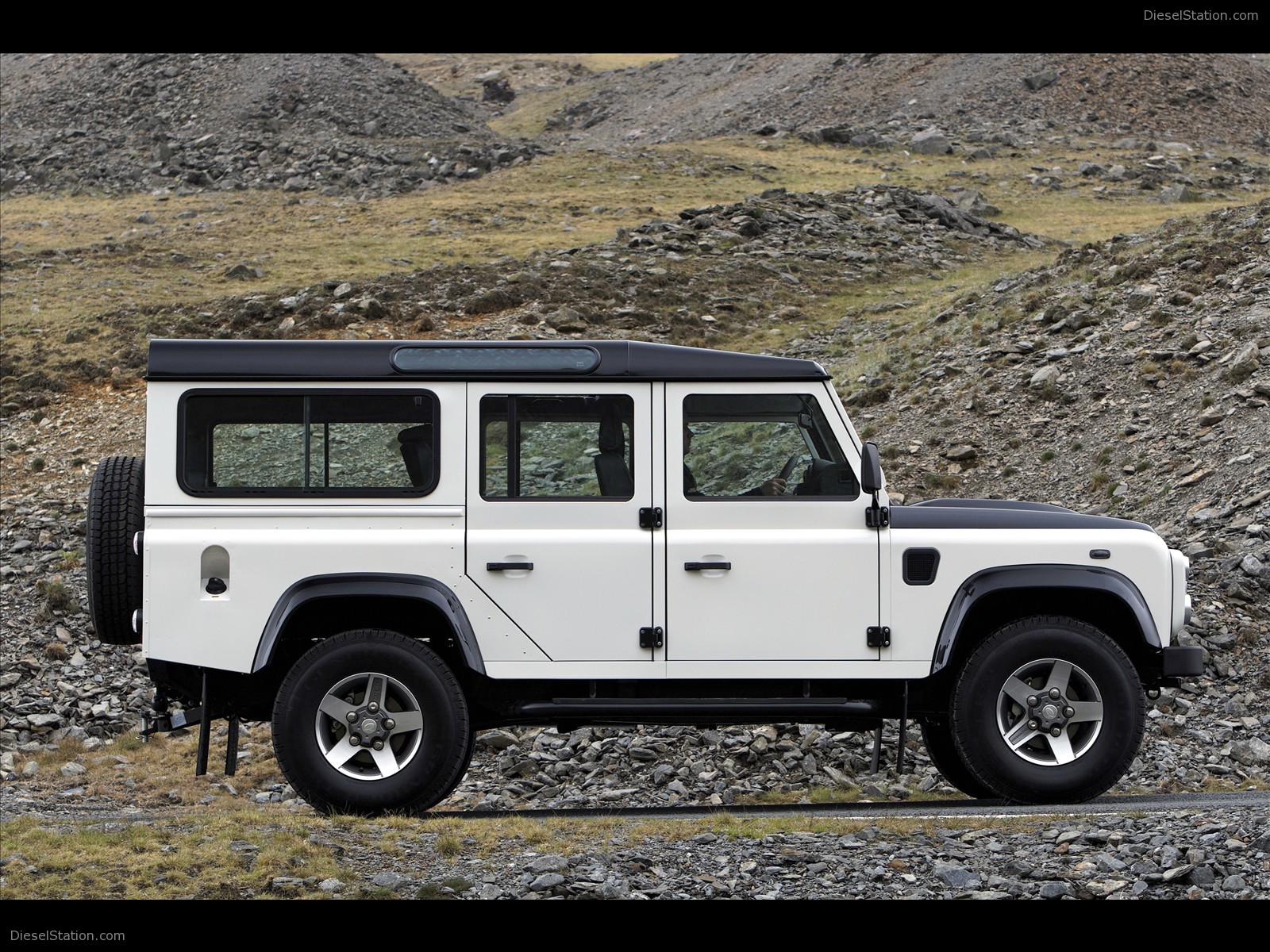 Land Rover Defender 'Fire & Ice' Editions Exotic Car Pictures #12 of 24 ...