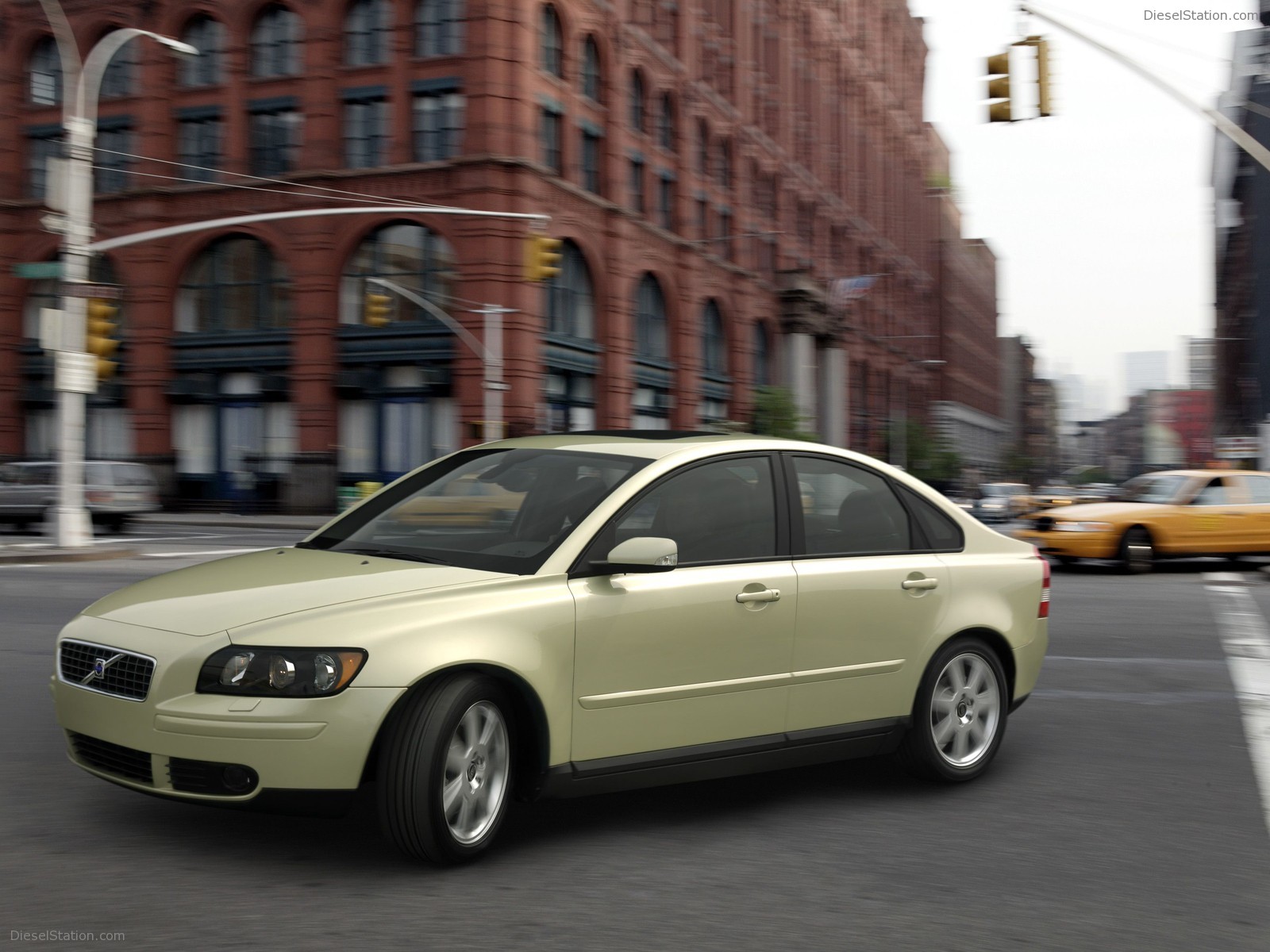 Volvo S40 (2004) Exotic Car Picture #013 of 21 : Diesel Station